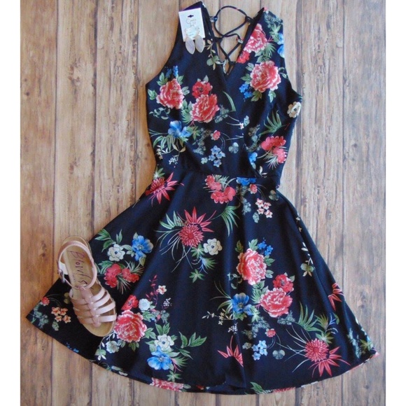 DressCode LA | Dresses | Dresscode La Little Floral Lbd With Fun Back ...
